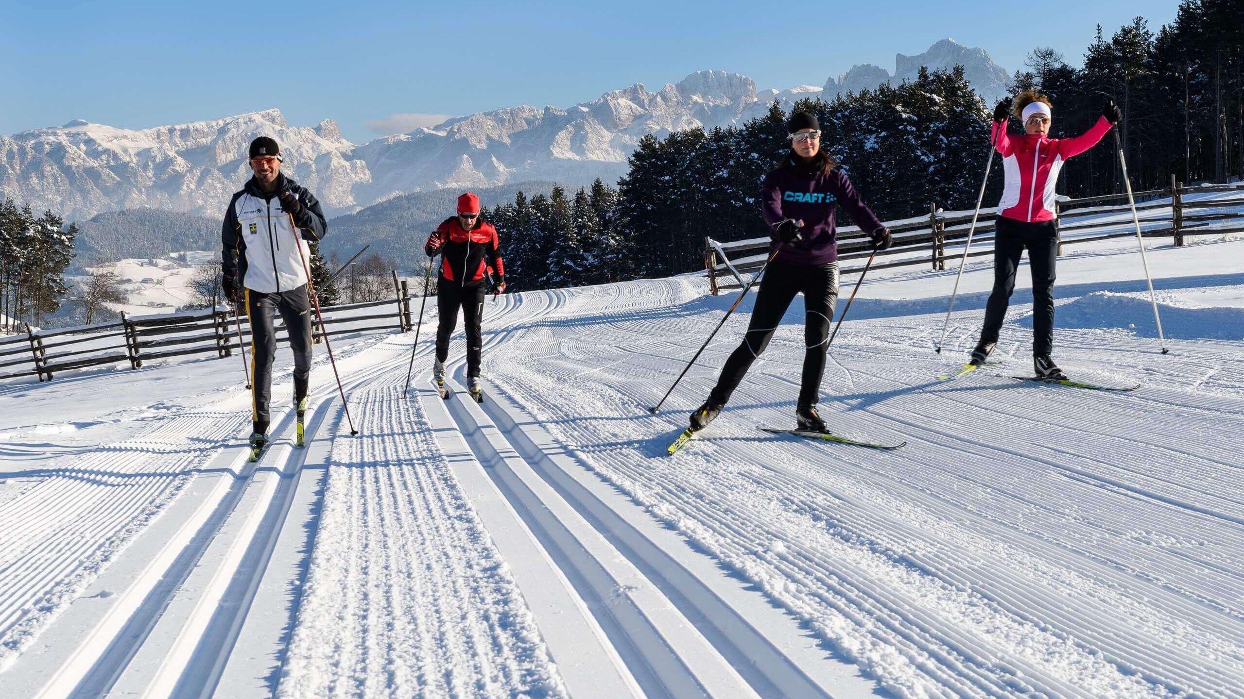 Langlaufen in den Dolomiten und Rodeln bei Mondschein